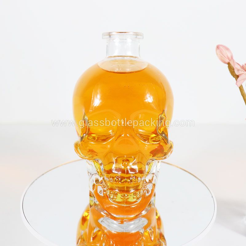 Customized 750ml Skull Shape vodka Glass Bottle With Cork