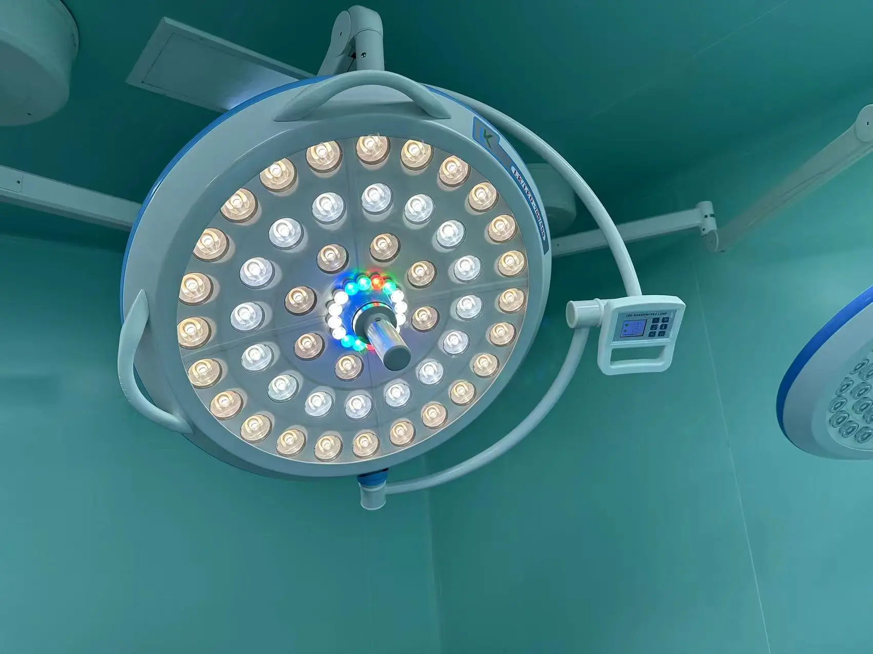 Double ceiling mounted surgical light operating light