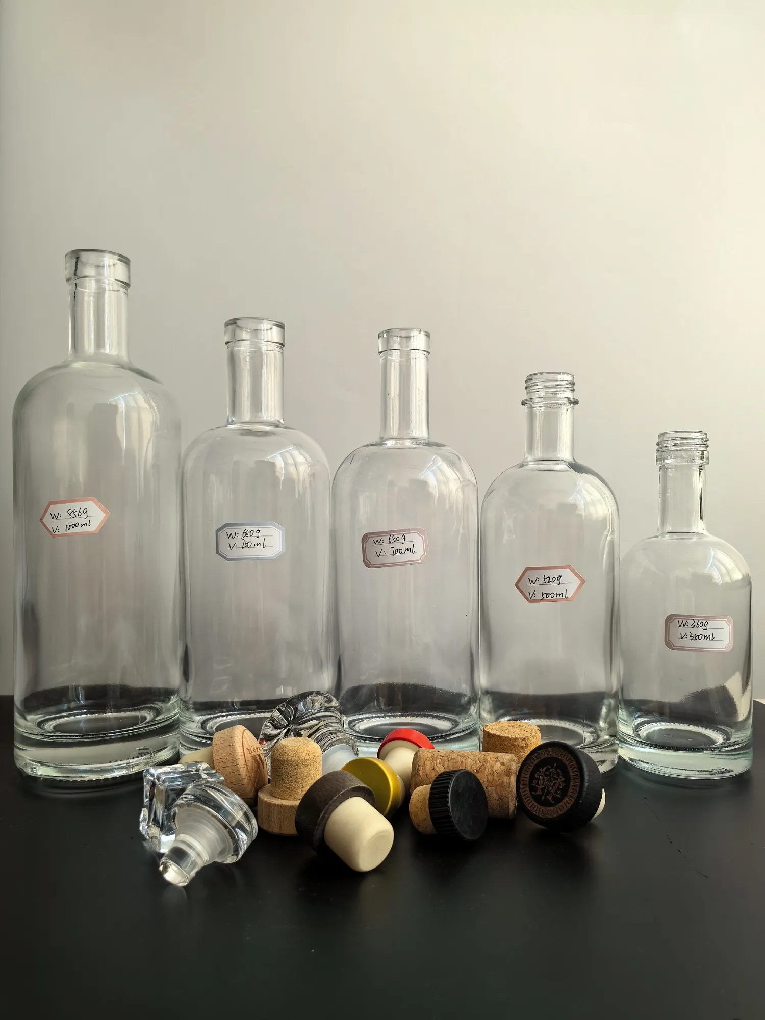 High-quality Wholesale Glass Bottles With Lids for Packaging Needs
