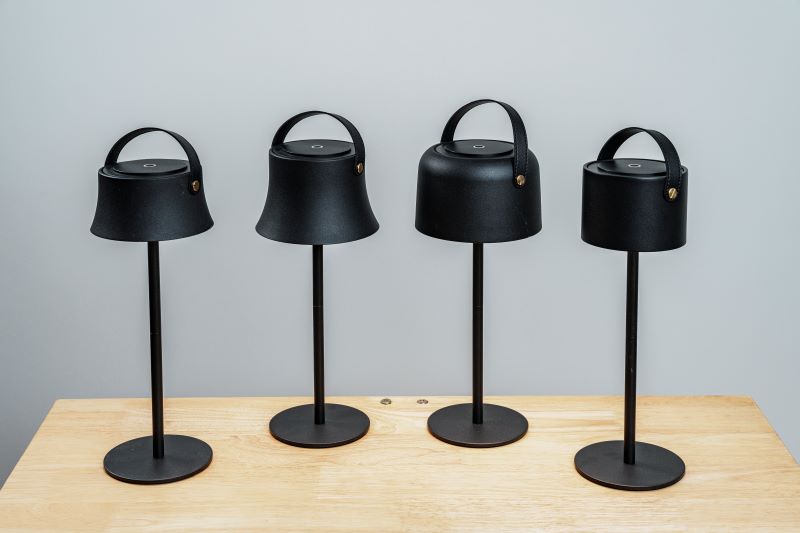 magnetic-head-rechargeable-led-table-lamp-with-handle