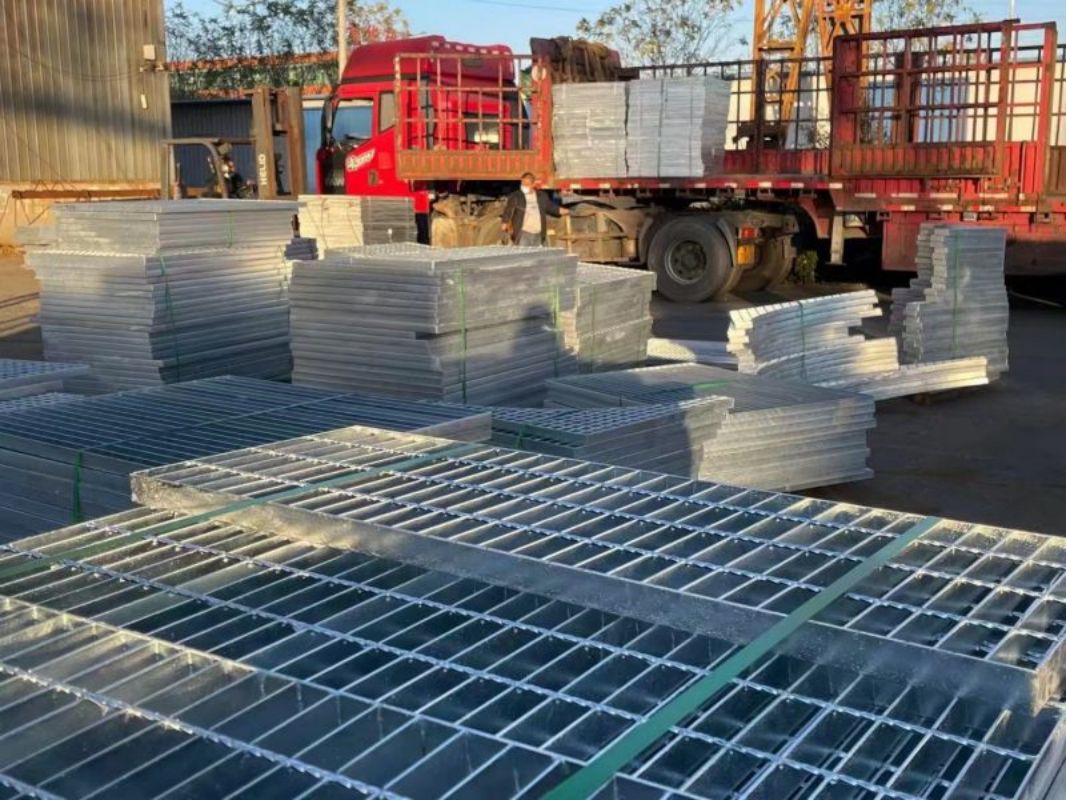 Galvanized steel grating