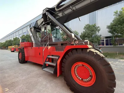 What Are the Advantages of a Reach Stacker