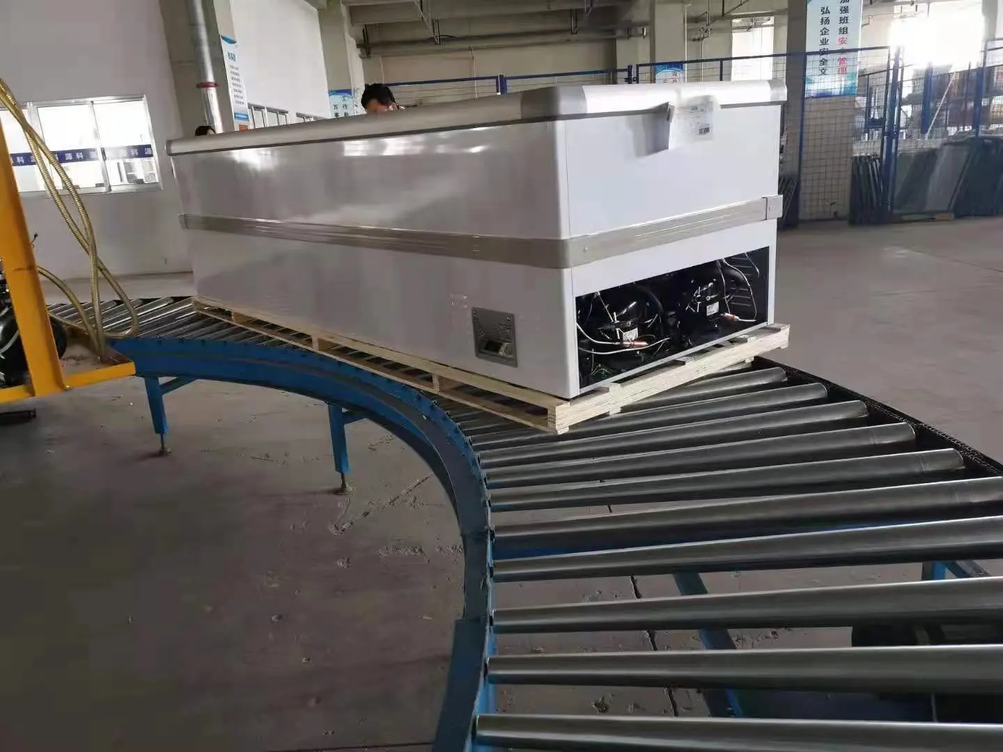 Flat Glass Chest Showcase