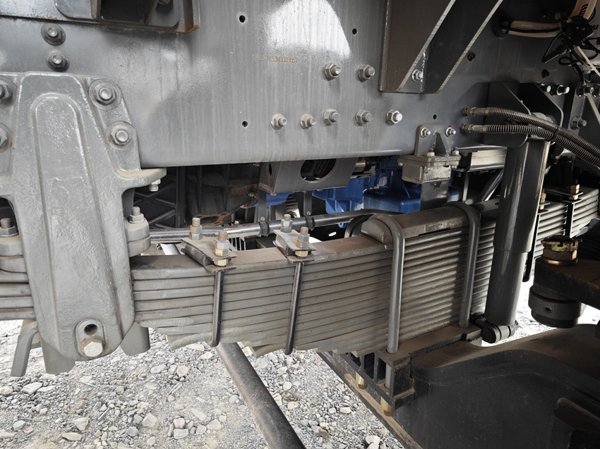 Wide body dump truck for mining Can pull 100 tons