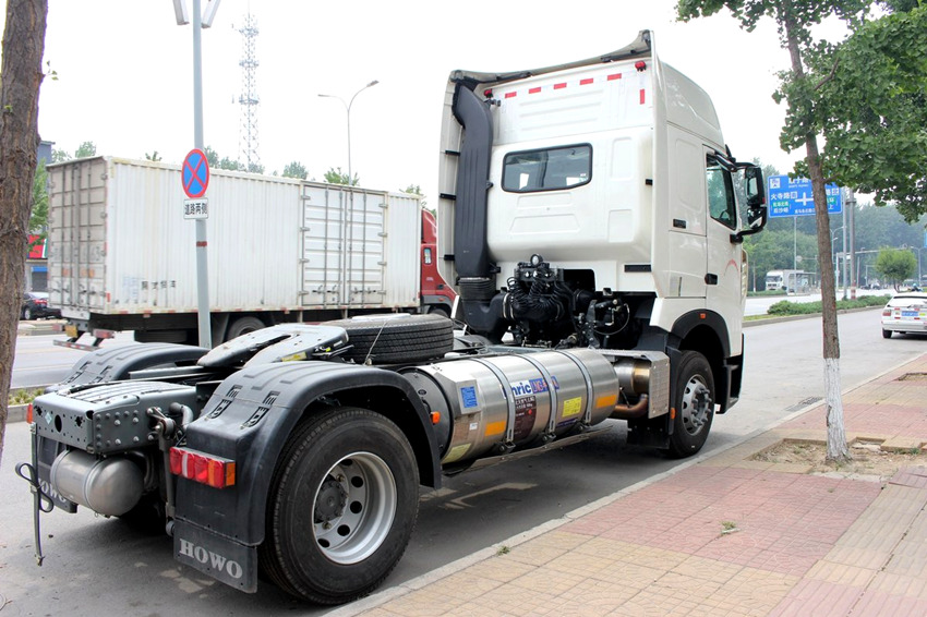 Howo T7H 4X2 LNG tractor gas