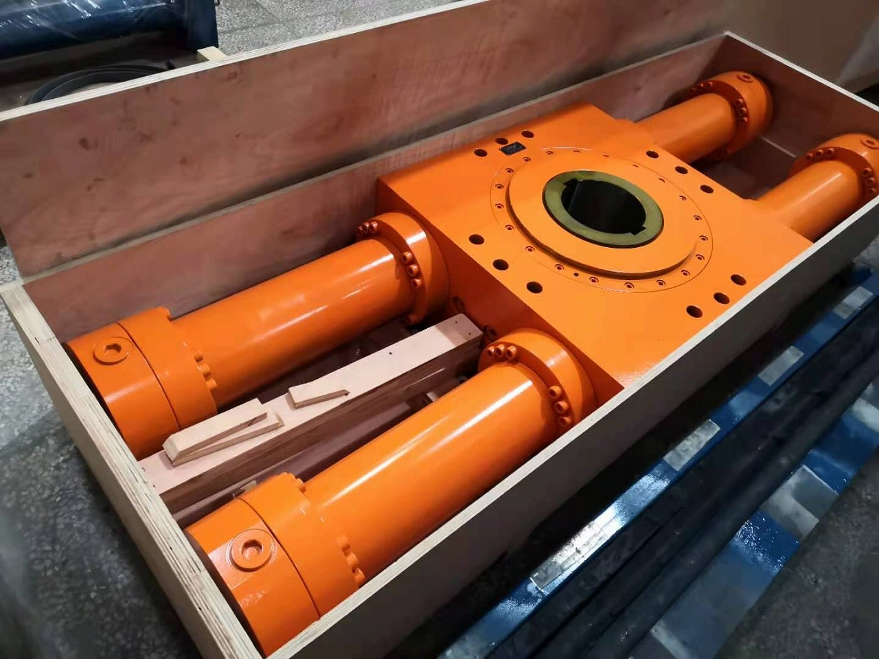 eooe-rack-and-pinion-hydraulic-cylinder-exported-to-iran