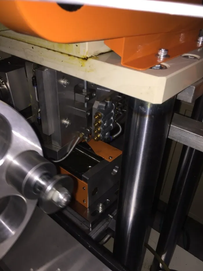 Plane brush tufting machine