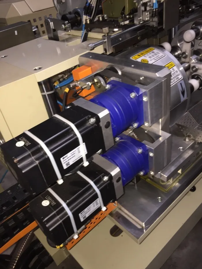 Plane brush tufting machine