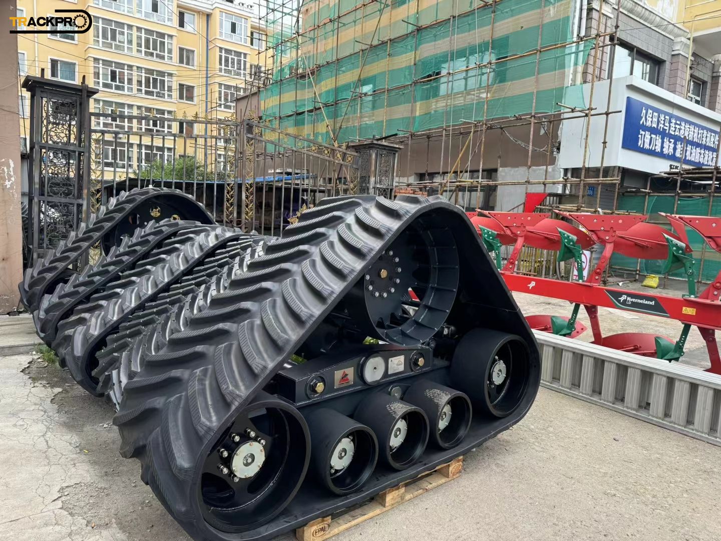 Half-supported chain-type triangular crawler wheel rubber chassis