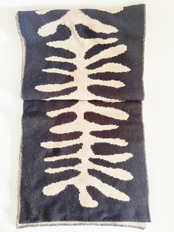 Cashmere knitted intasia scarf reversible bones