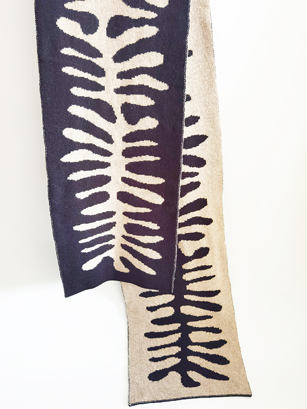 Cashmere knitted intasia scarf reversible bones