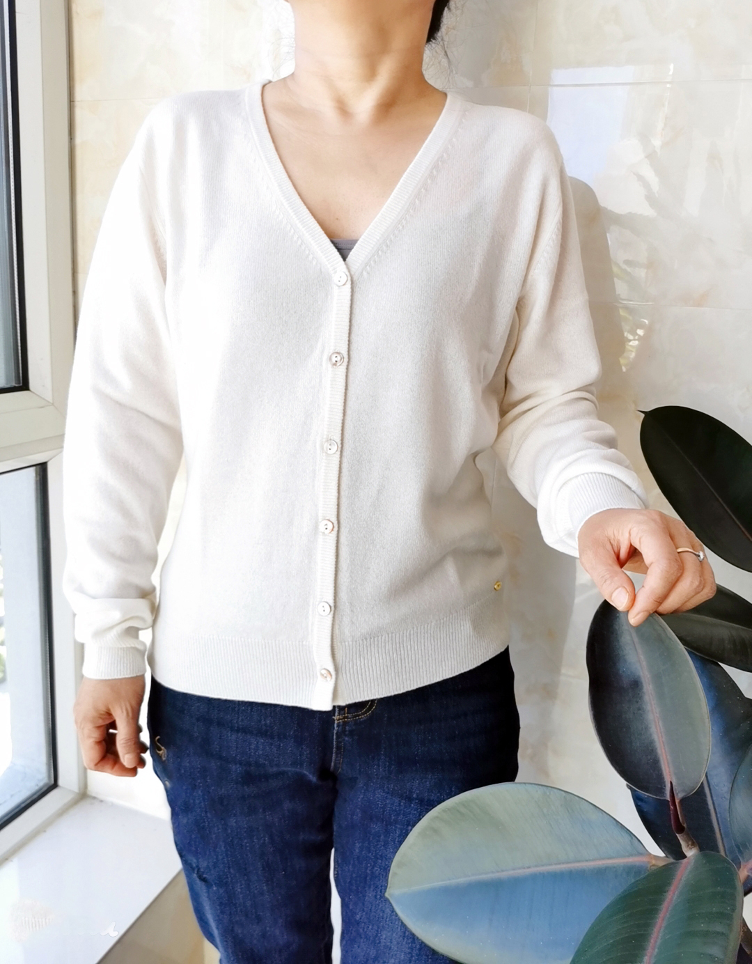 Women's Vneck cardigan with shell buttons