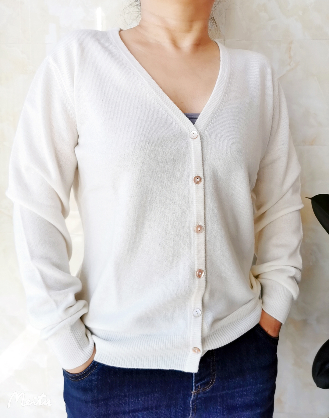 Women's Vneck cardigan with shell buttons