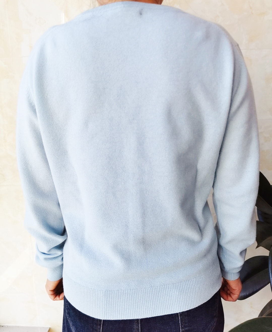 Women's Vneck cardigan with shell buttons