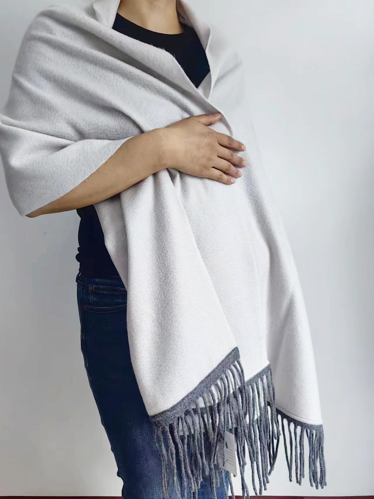Women' fashion shawl with long fringe