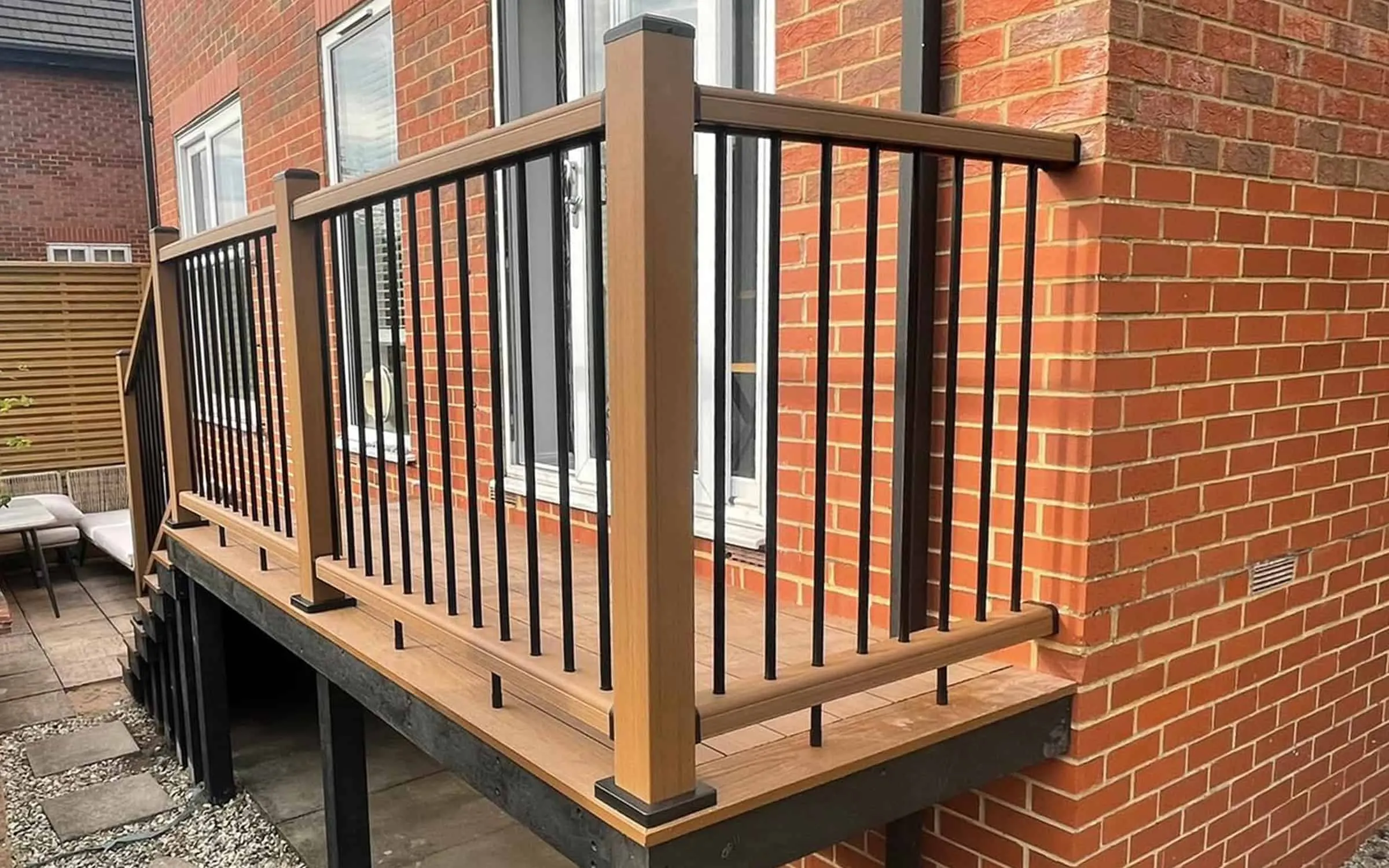 What is the difference between a balustrade and a railing?