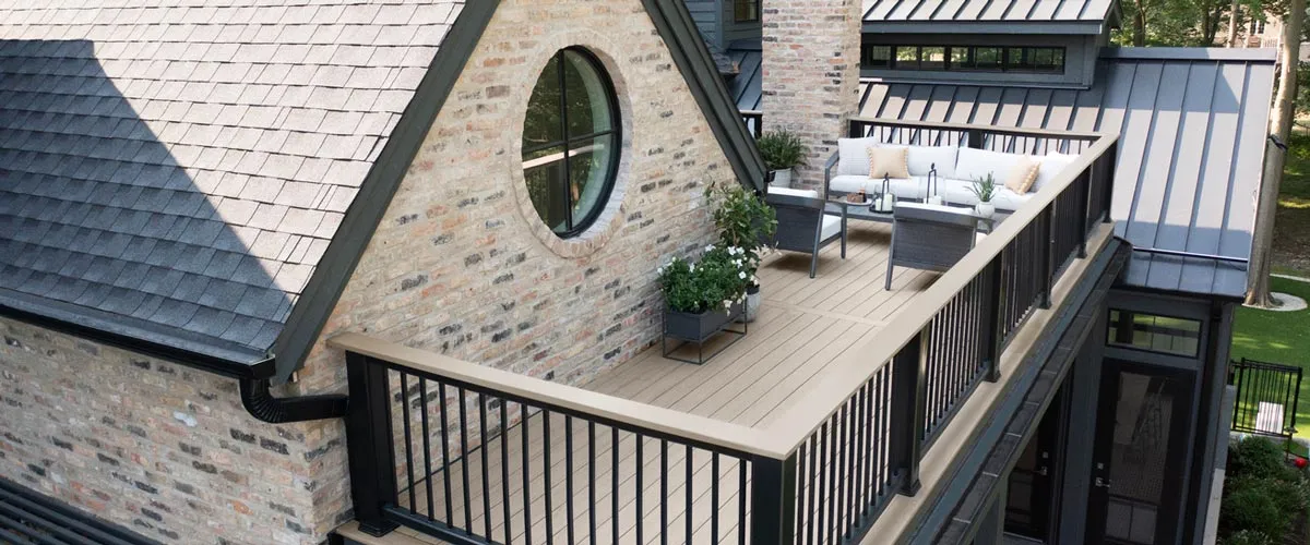 What are the advantages of using mixed materials in roof railing designs