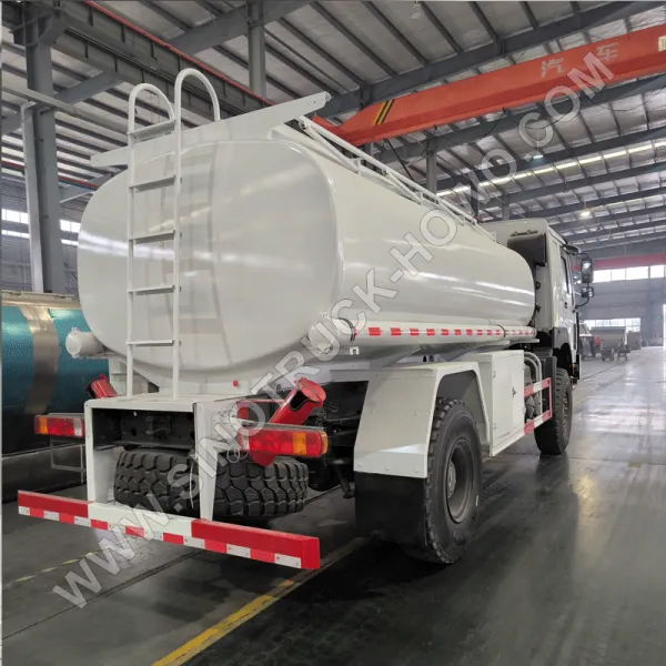 Camion-citerne de carburant tout-terrain SINOTRUK HOWO 4X4