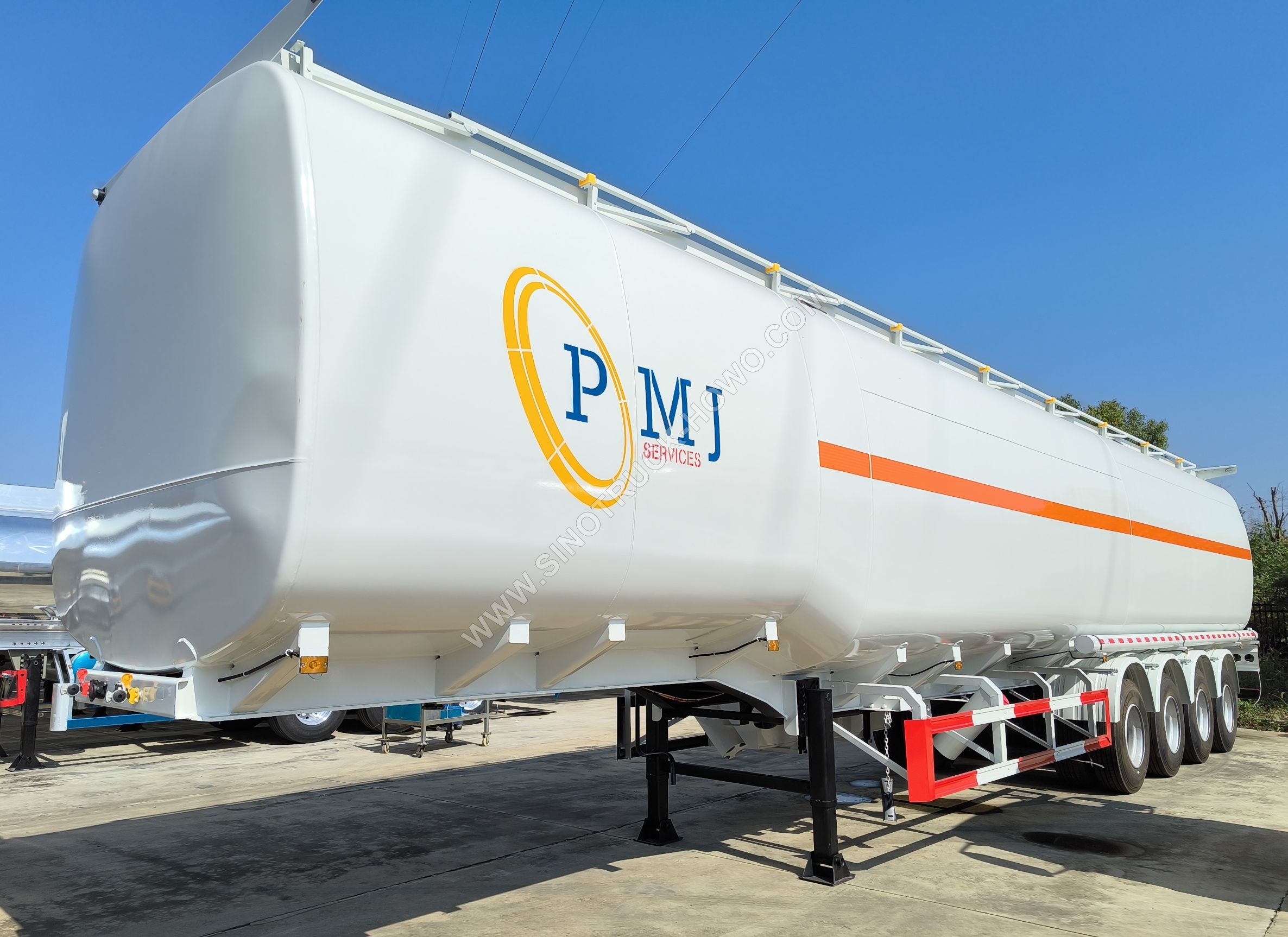 Remorque-citerne de carburant à 4 essieux SINOTRUK HOWO