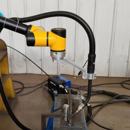 Portable Automatic Collaborative Welding Robot with Magnetic Base