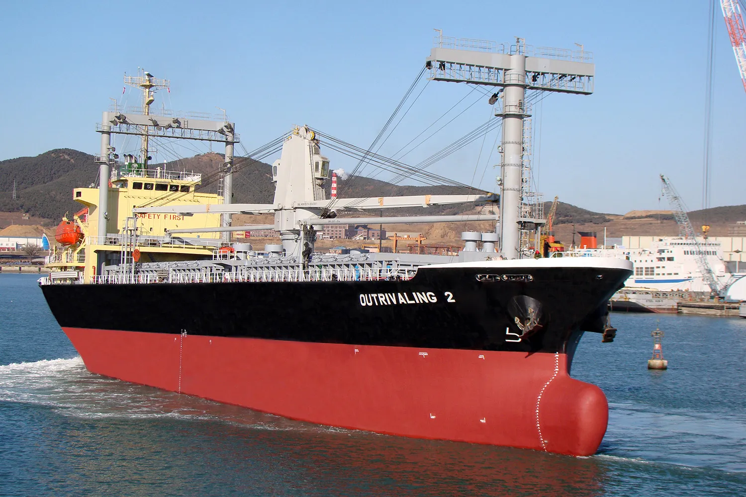 8 Types of Dry Cargo Ships Explained: Bulk, Ro-Ro, Reefer & More