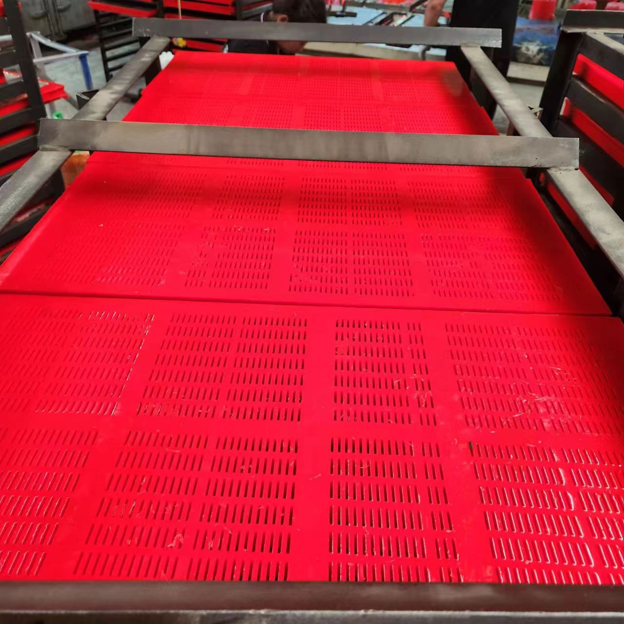 Polyurethane dewatering screen