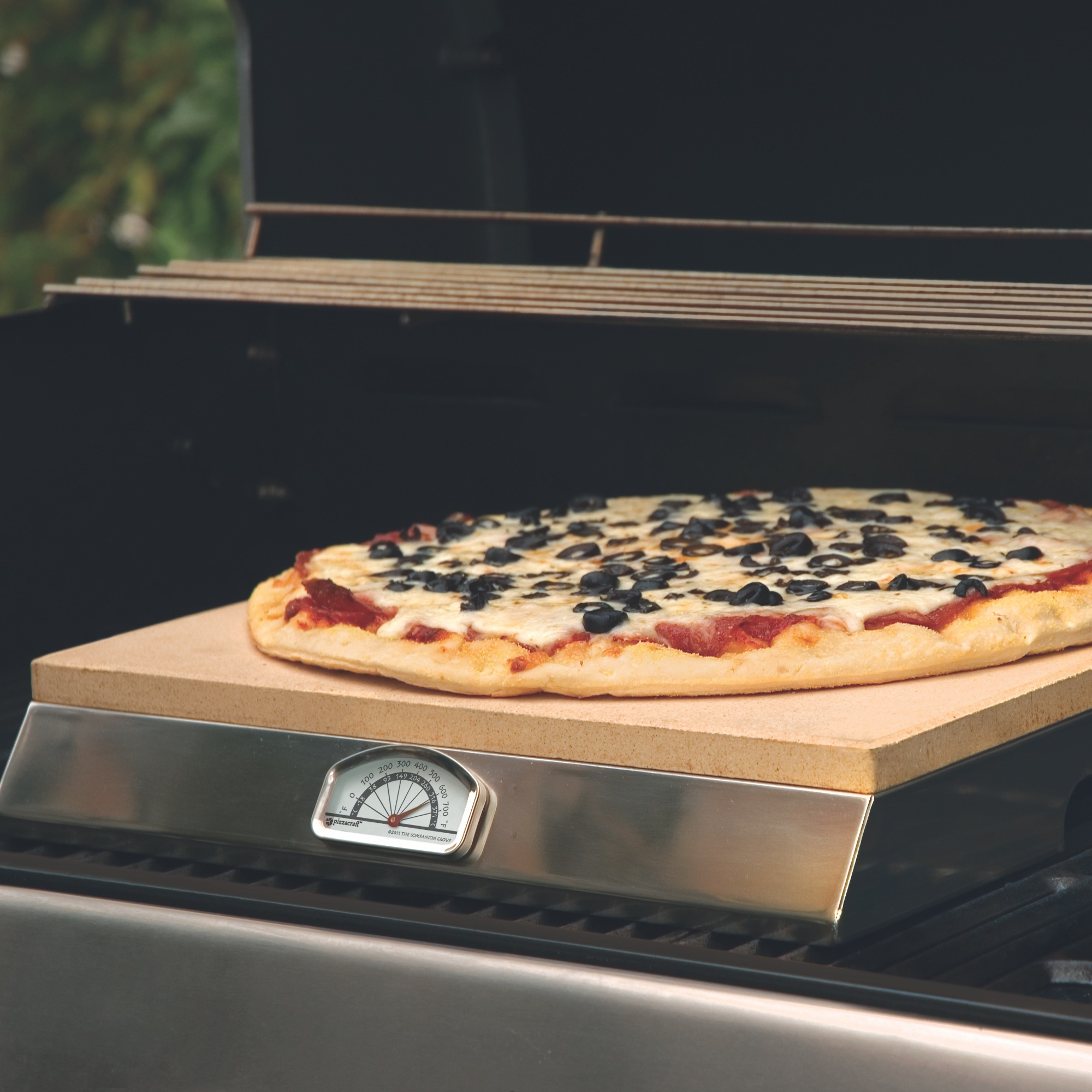 Ultimate Pizza Grilling Set: Frame, Stone & Thermometer for Perfect Pies
