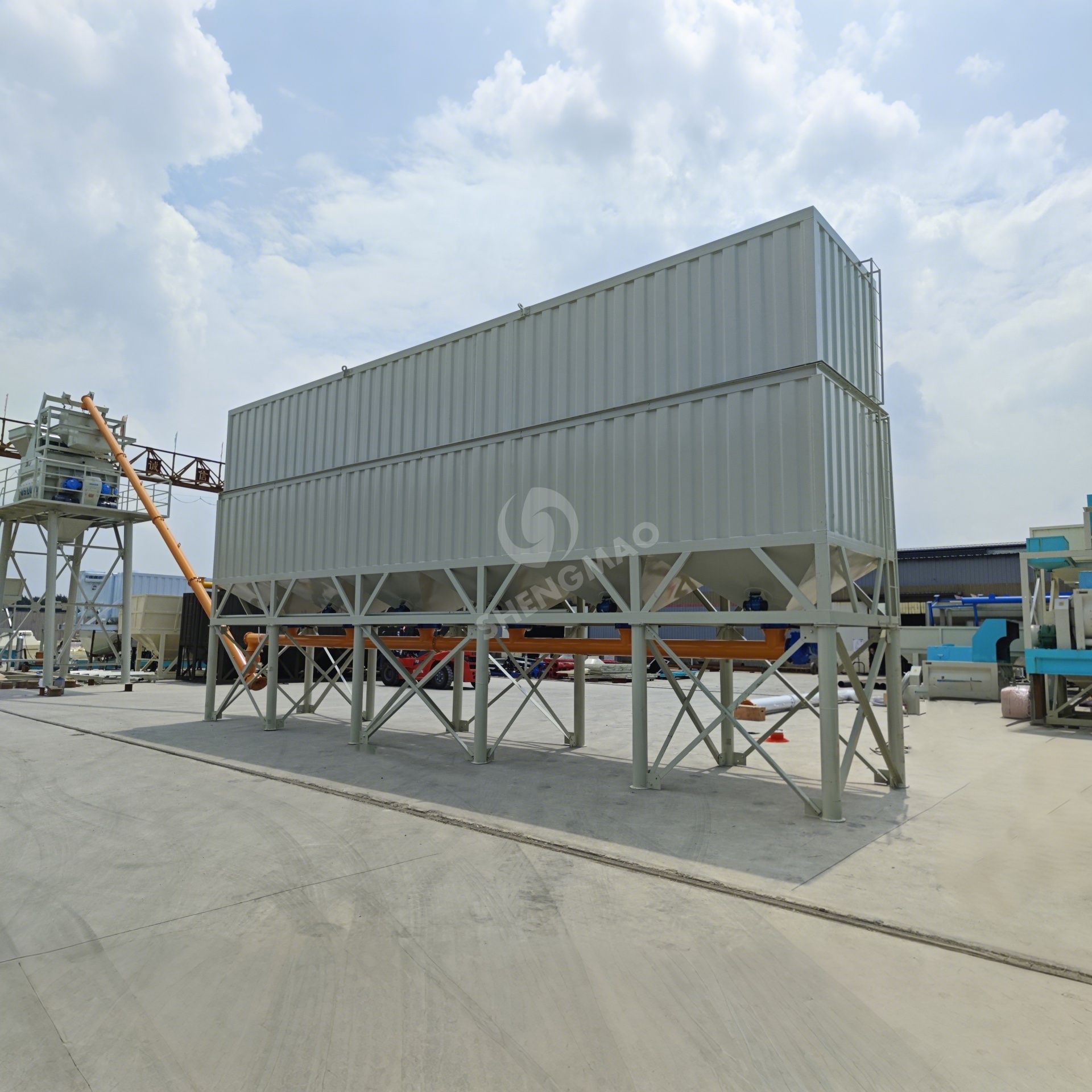 Horizontal cement silo