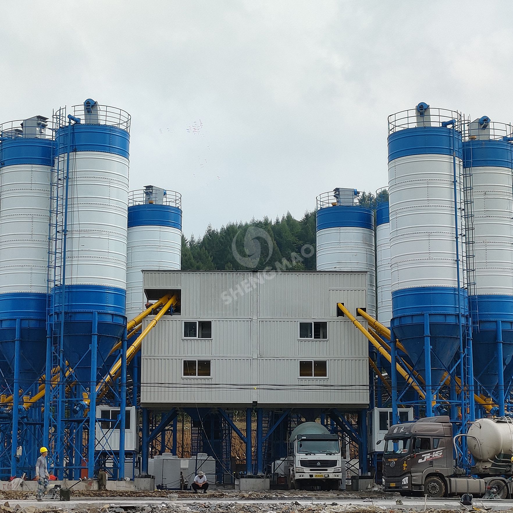 Vertical type cement silo