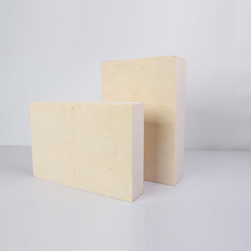 フェルトクロスは外壁のPFボードに向かいます