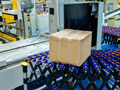 What types and widths of strapping does a box strapping machine support?