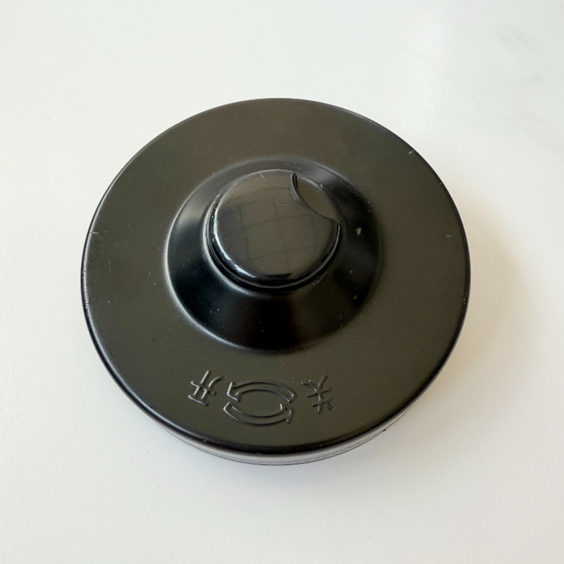 Three-grip universal fuel tank cap